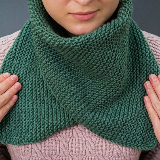 Cozy Up Fast: Snappy Neck Warmer Knitting Guide!
